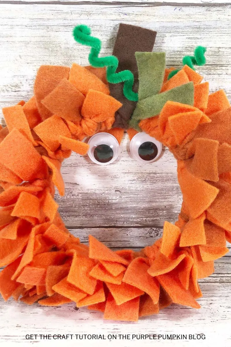 Jack-o’-Lantern Pumpkin Felt Scrap Wreath Craft | Halloween DIY!