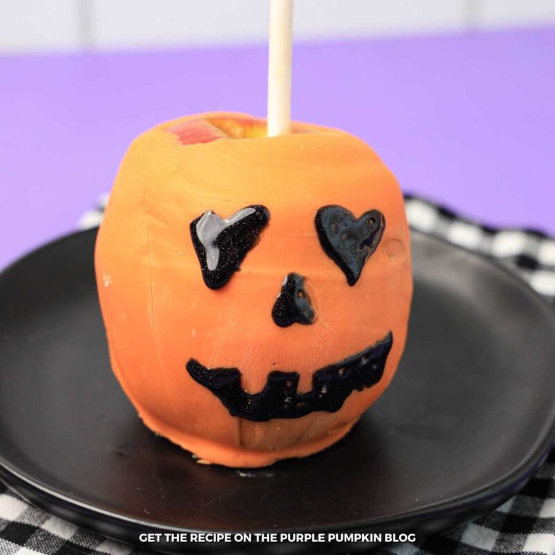 Fun Jack-o'-Lantern Candy Apples for a Spooky Halloween Treat!
